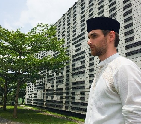 Pengembaraan Michael Ruppert membawanya kepada Islam dan cinta ...